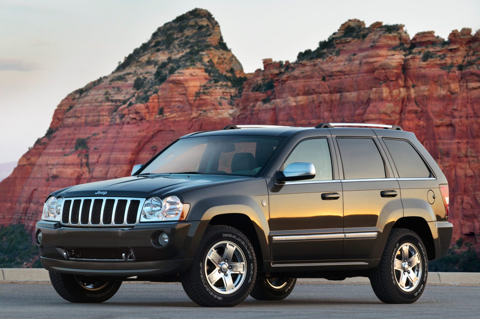 Third-Generation "WK" Jeep Grand Cherokee Guide | JeepSpecs.com